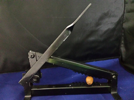 Pecan cracker powered by rubber bands